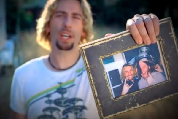 Végre kiderült, mi van Joey fején a Nickelback mémmé vált klipjében ...